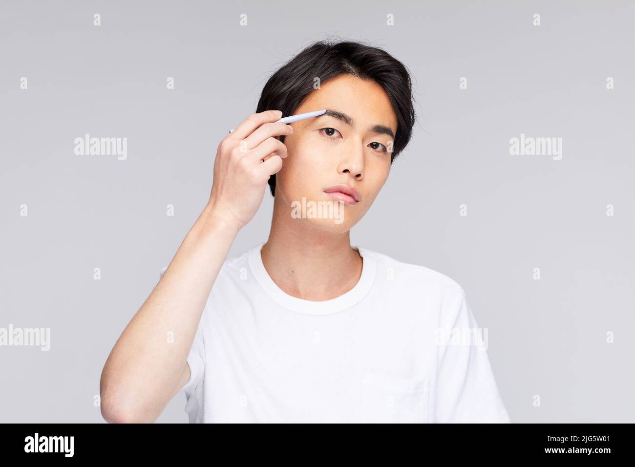 Japanese man applying makeup Stock Photo - Alamy