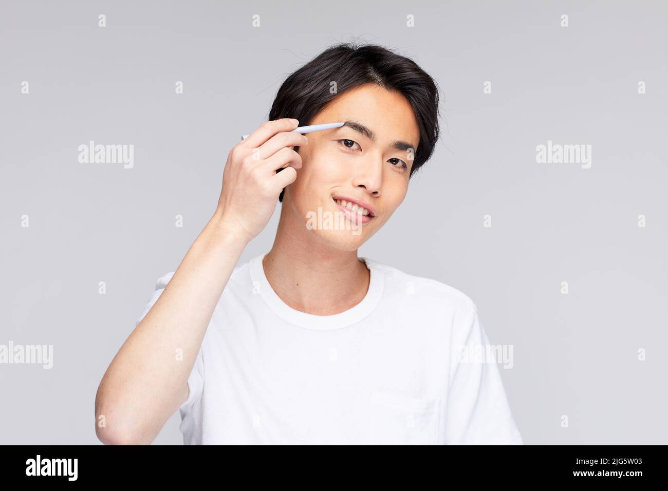 Japanese man applying makeup Stock Photo - Alamy