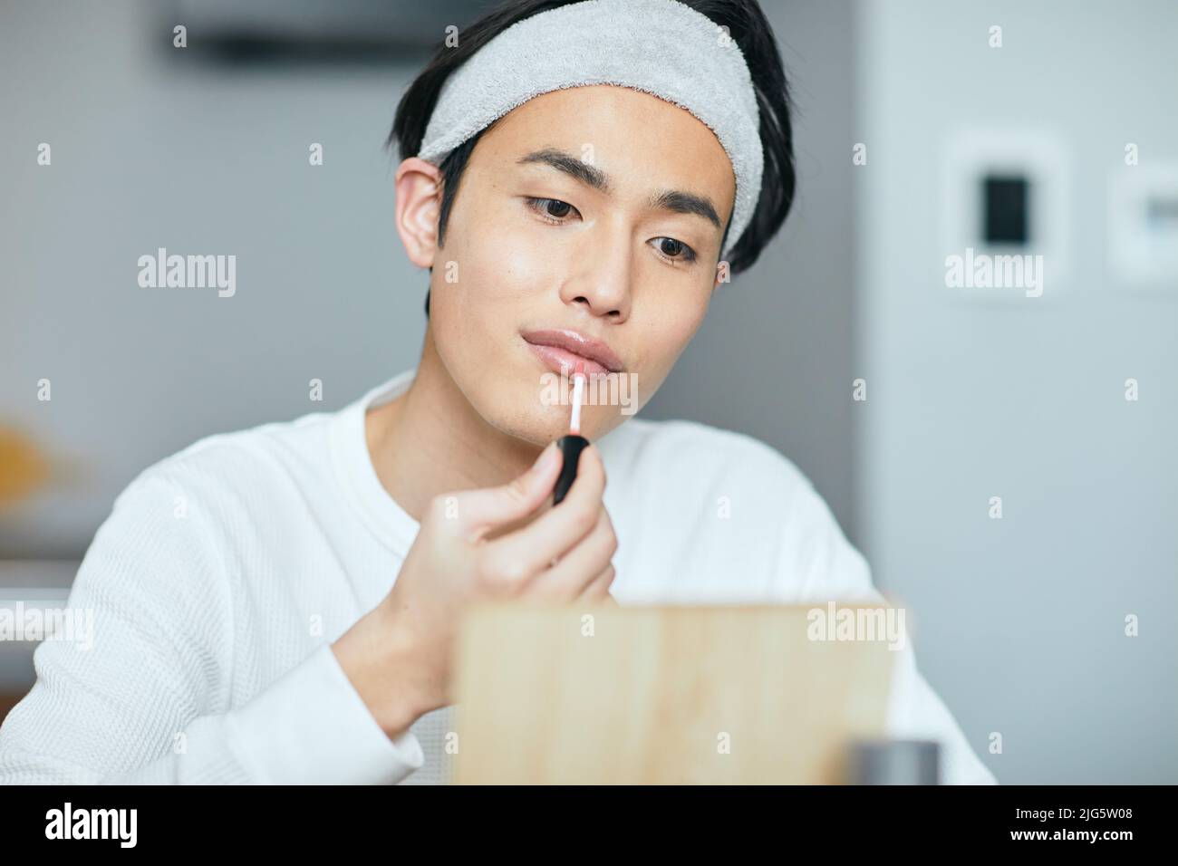 Japanese man applying makeup Stock Photo - Alamy