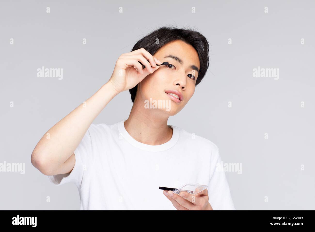 Japanese man applying makeup Stock Photo - Alamy