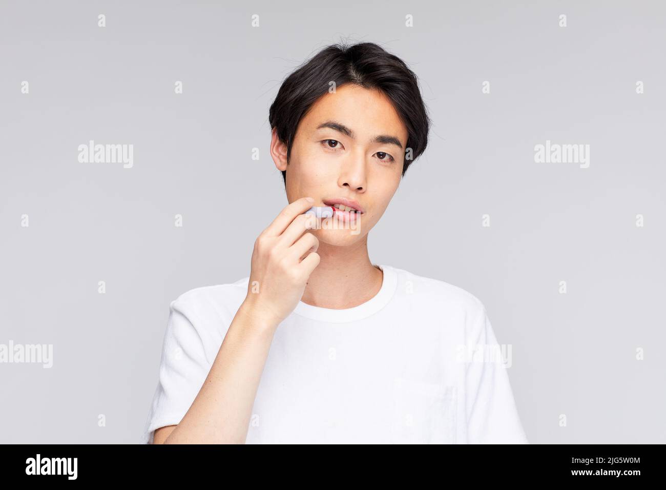 Japanese man applying makeup Stock Photo - Alamy