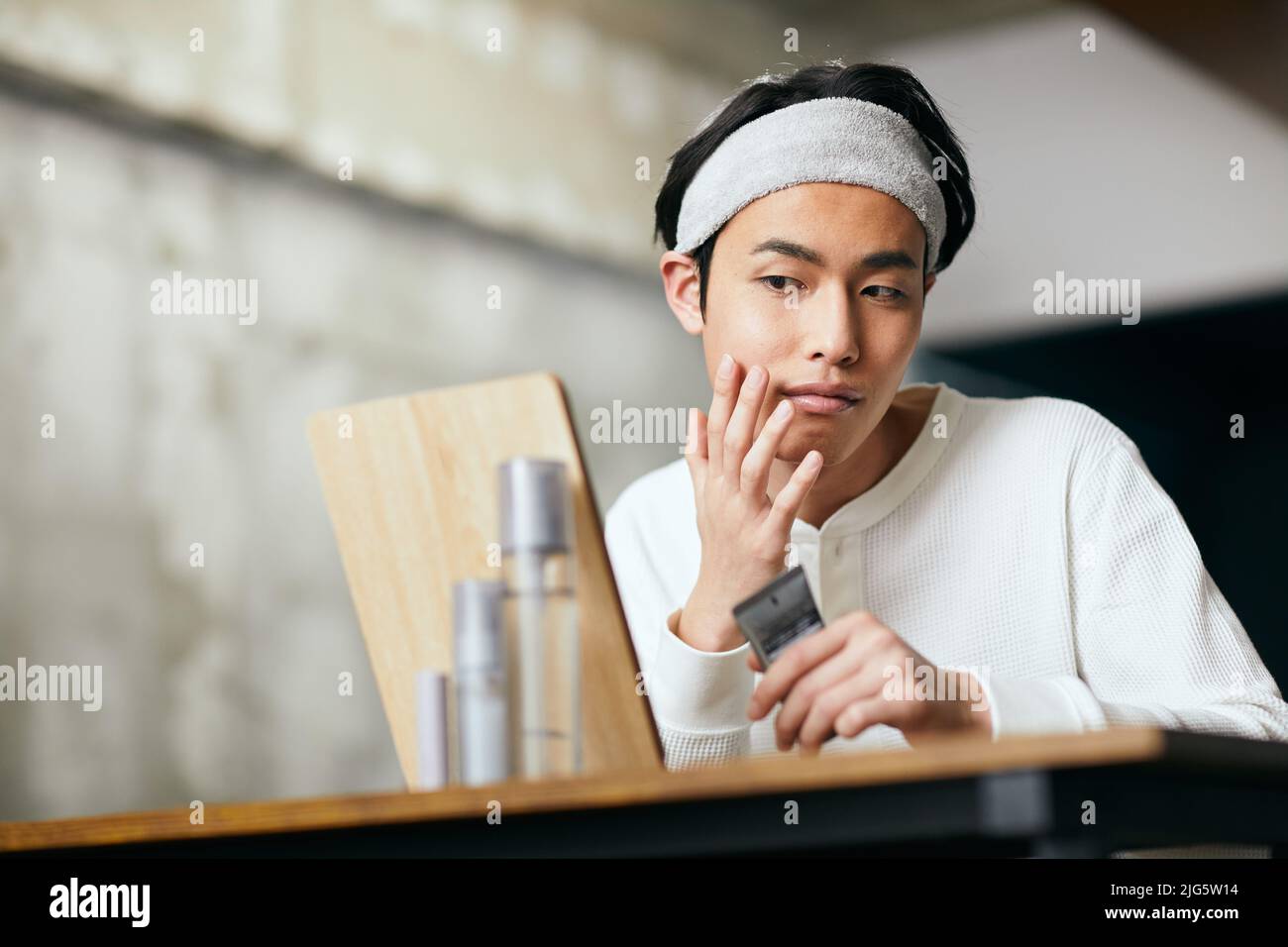 Japanese man applying makeup Stock Photo - Alamy