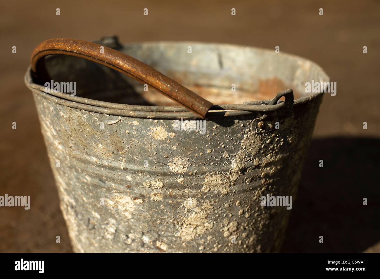 Rusty bucket hi-res stock photography and images - Alamy