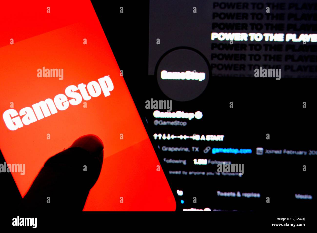 Gamestop twitter page hi-res stock photography and images - Alamy