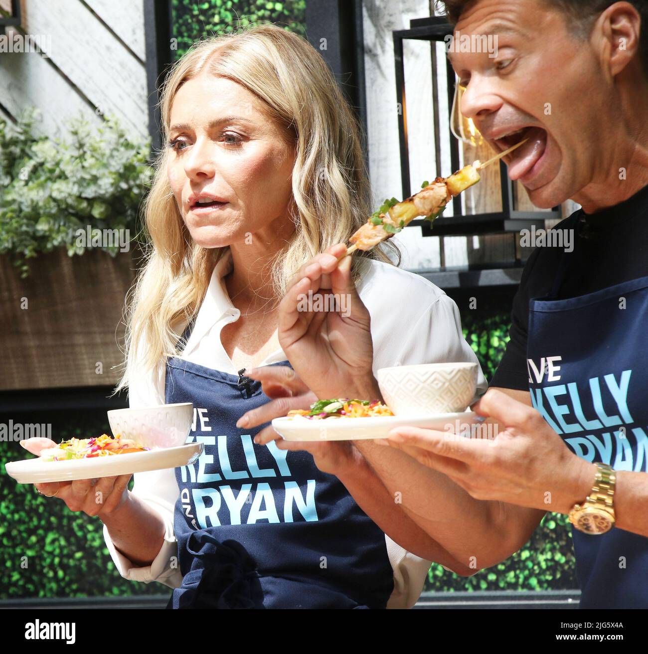 Kelly Ripa, Ryan Seacrest cook off on Live with Kelly & Ryan in Live ...