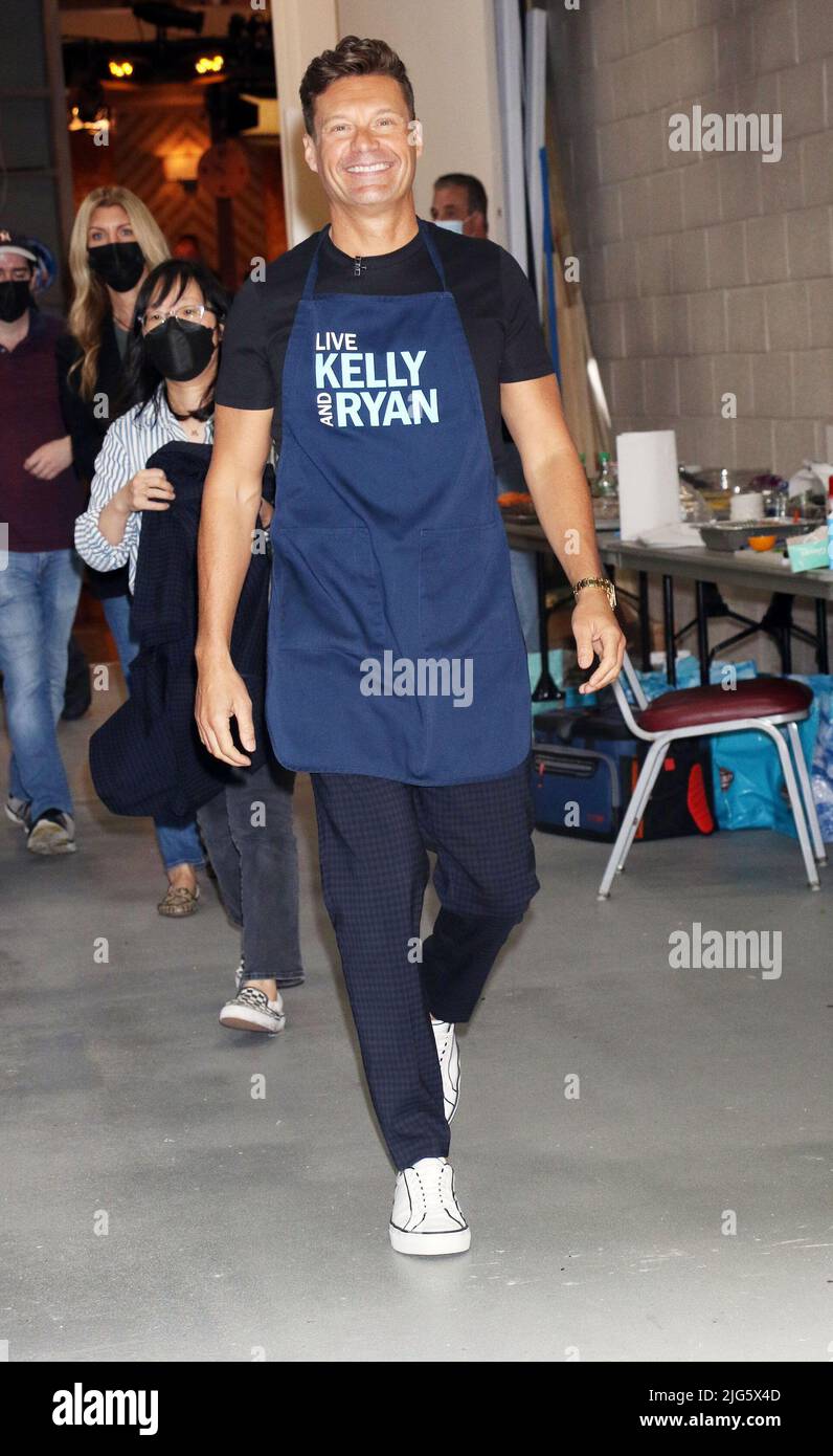 Kelly Ripa, Ryan Seacrest cook off on Live with Kelly & Ryan in Live ...