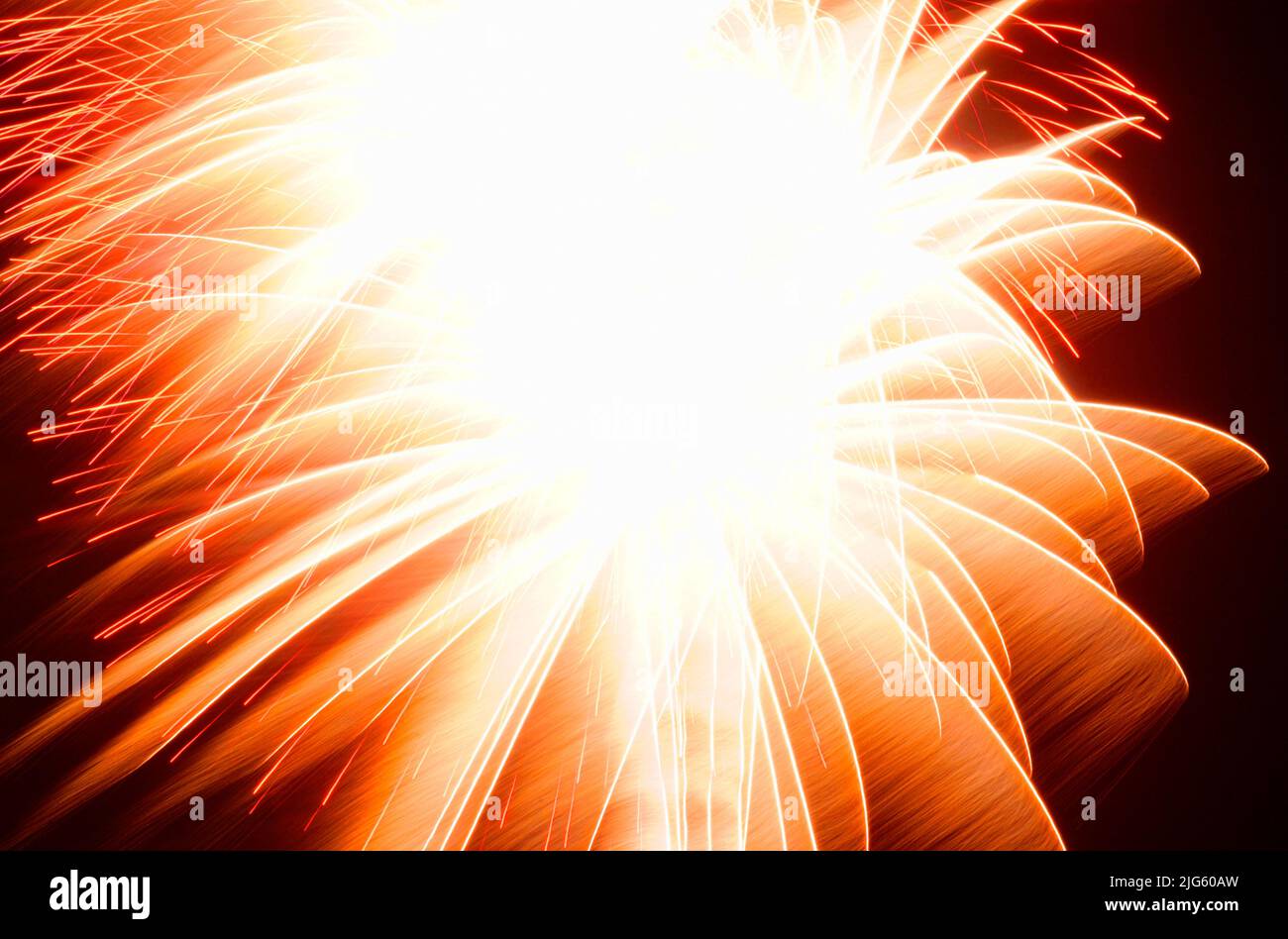 Bursting fireworks hi-res stock photography and images - Alamy