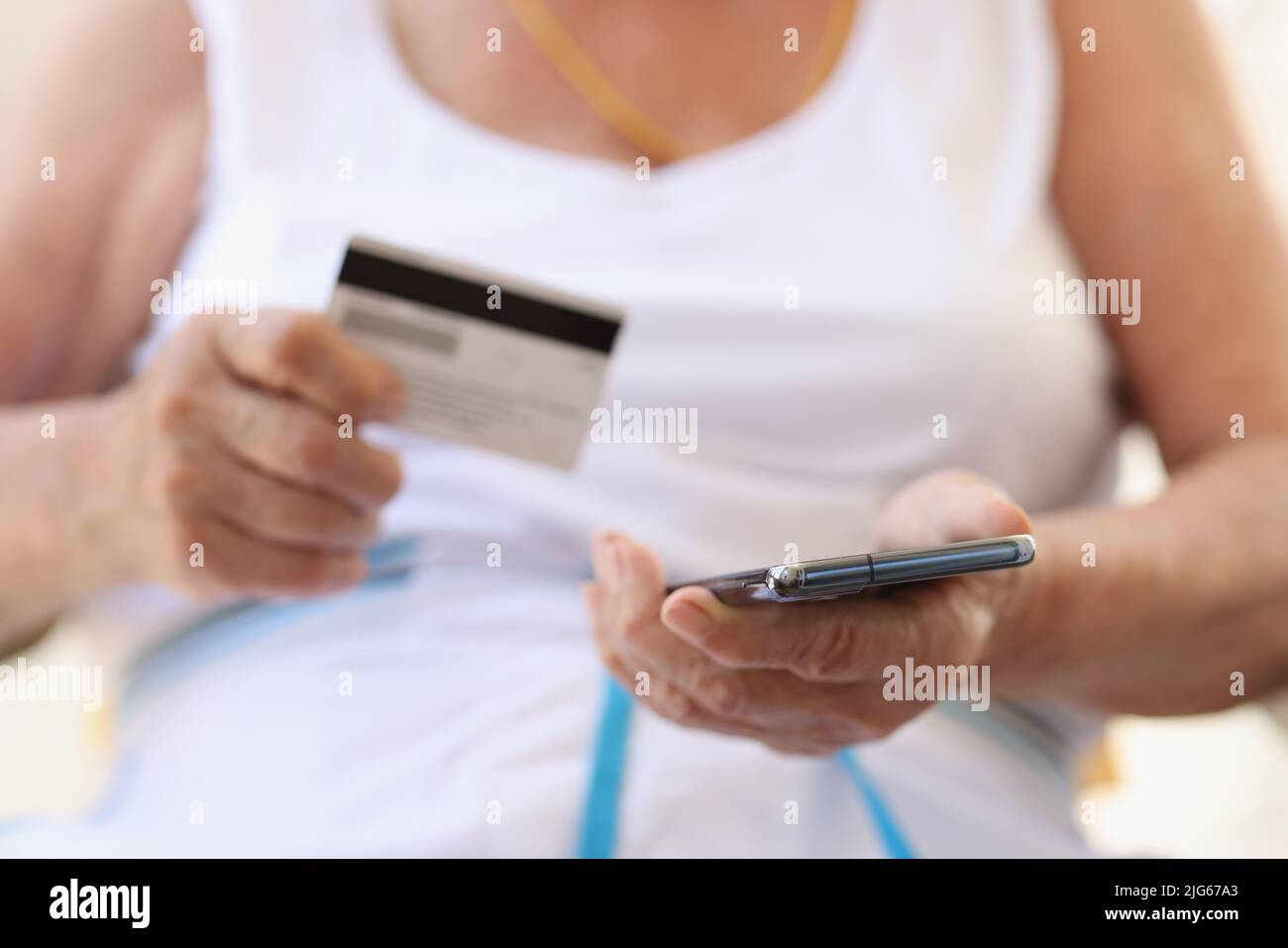 Online payments senior woman hi-res stock photography and images - Alamy
