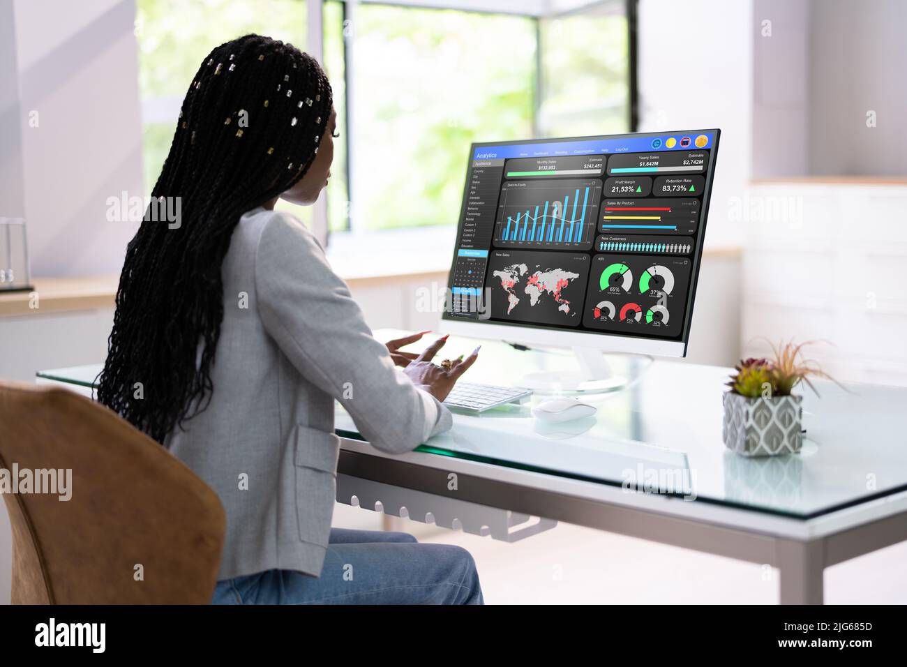 Black female computer data tech hi-res stock photography and images - Alamy