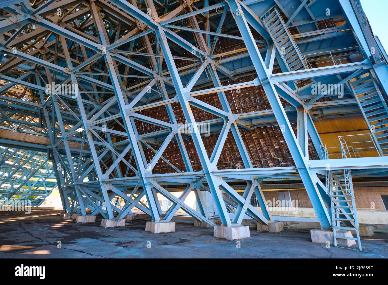 The steel grid of the support beams for the giant, curved mirror ...