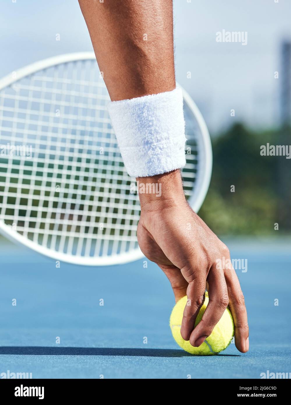 Picking up a tennis ball hi-res stock photography and images - Alamy