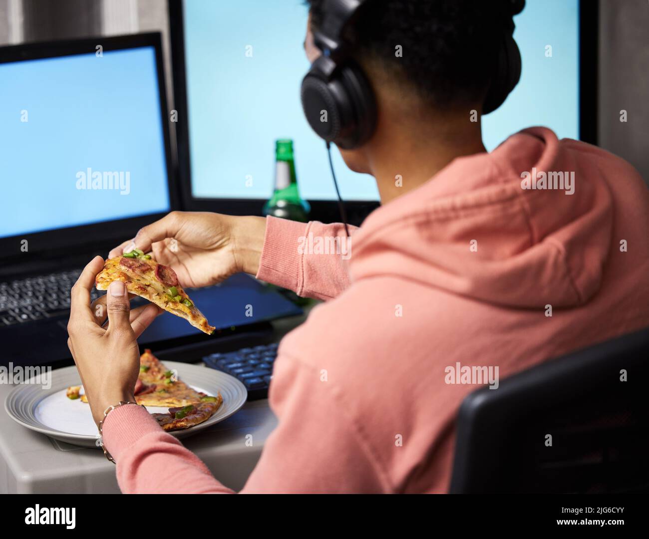 Guy eating playing video game hi-res stock photography and images - Alamy