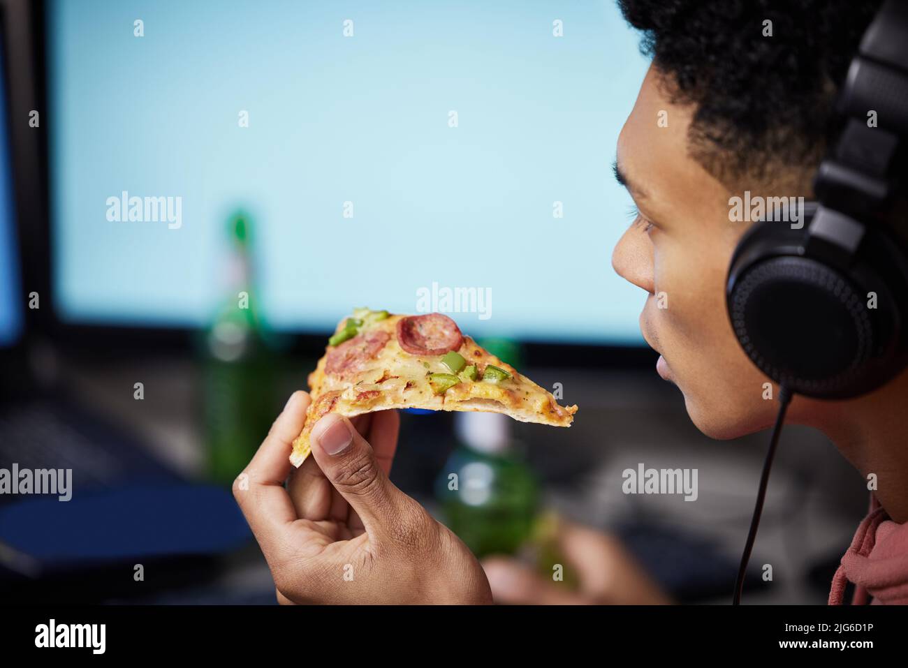 Man playing video games eating hi-res stock photography and images - Alamy