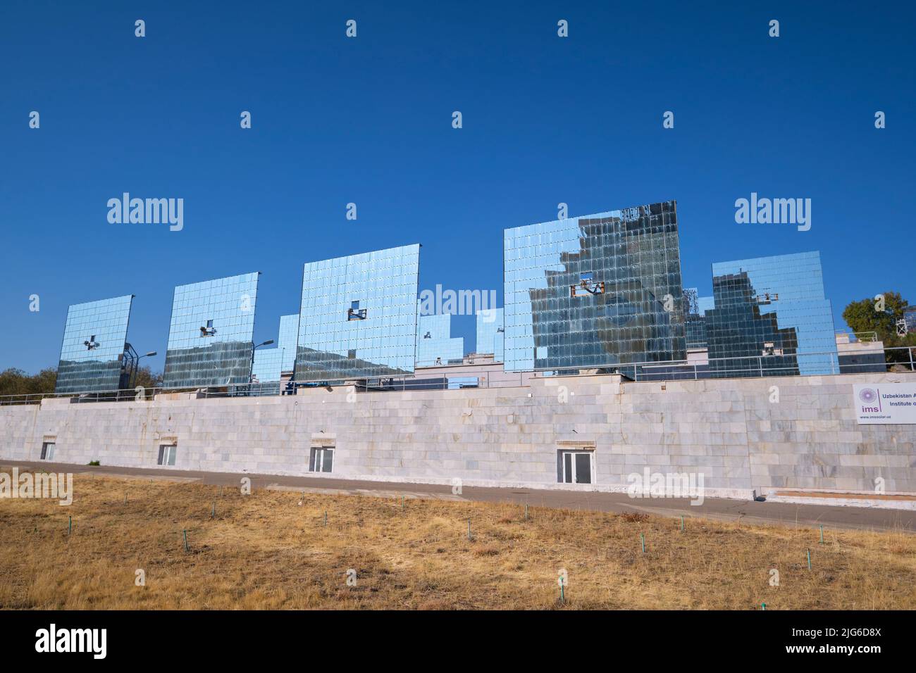 The rows of mirrors that redirect light onto the giant, curved ...