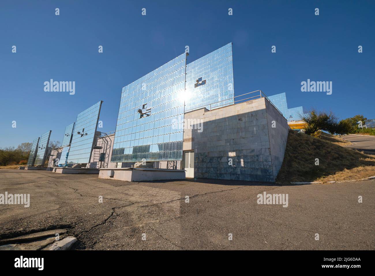 The rows of mirrors that redirect light onto the giant, curved ...