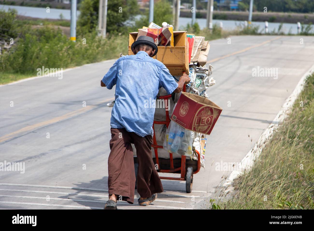 Pushing a heavy load hi-res stock photography and images - Alamy