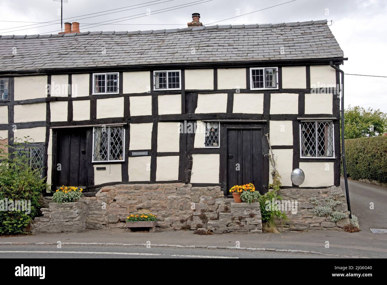Half timbered black and white cottage hi-res stock photography and ...