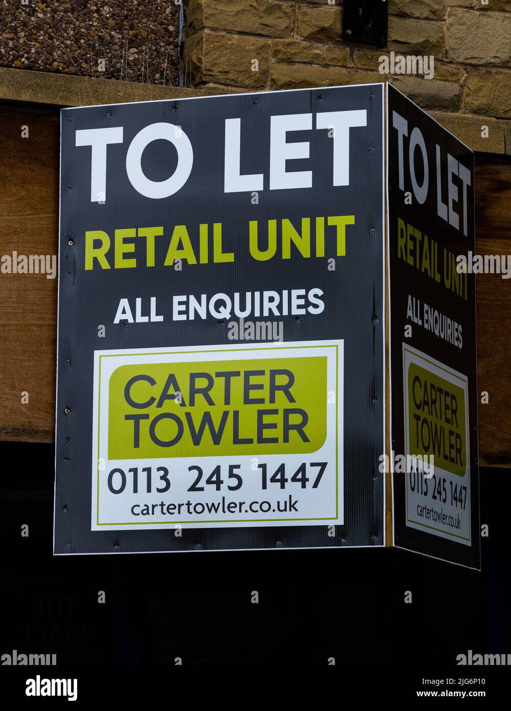 Sign above empty retail unit hi-res stock photography and images - Alamy