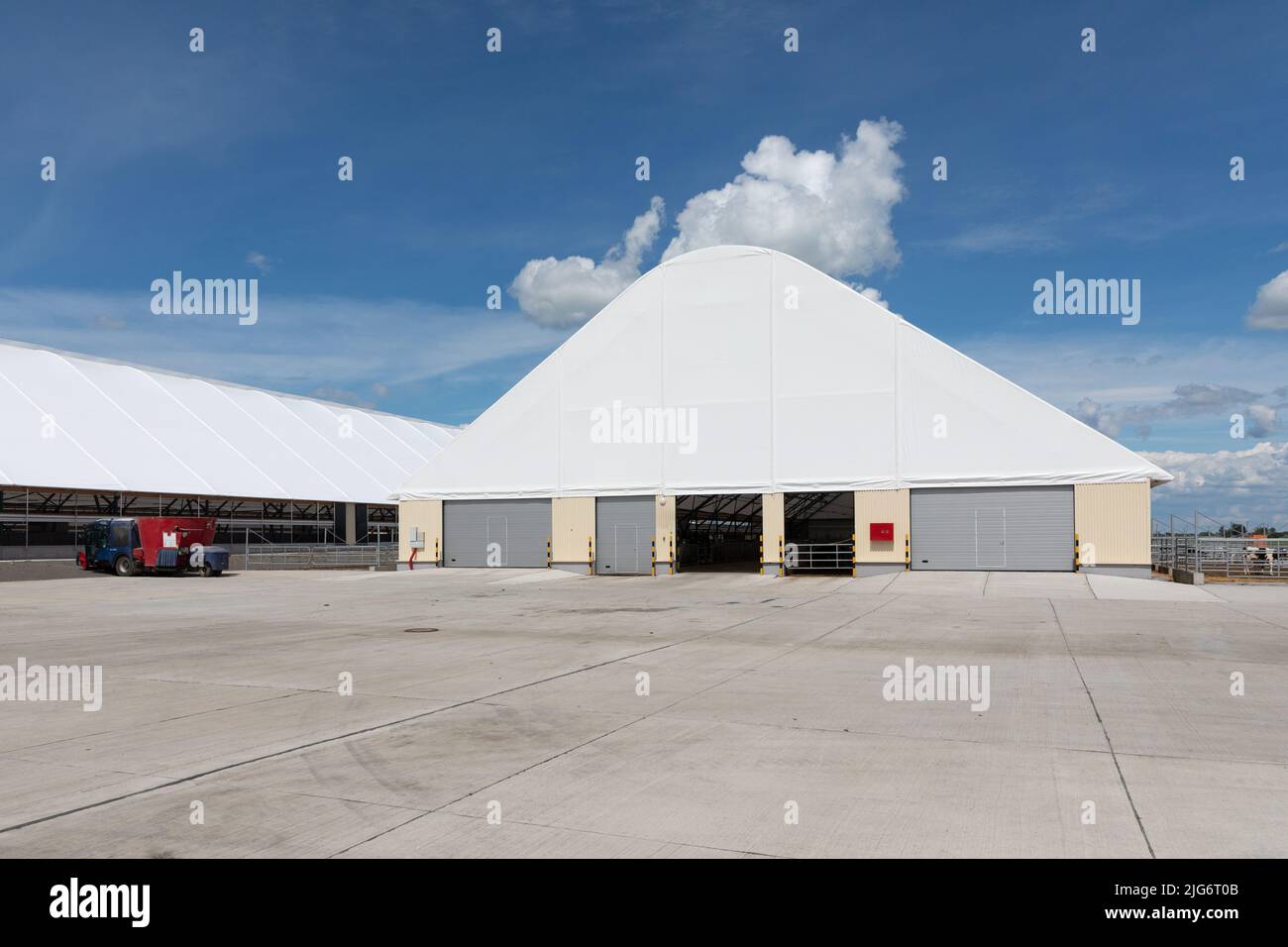 tent building new modern farm Stock Photo - Alamy