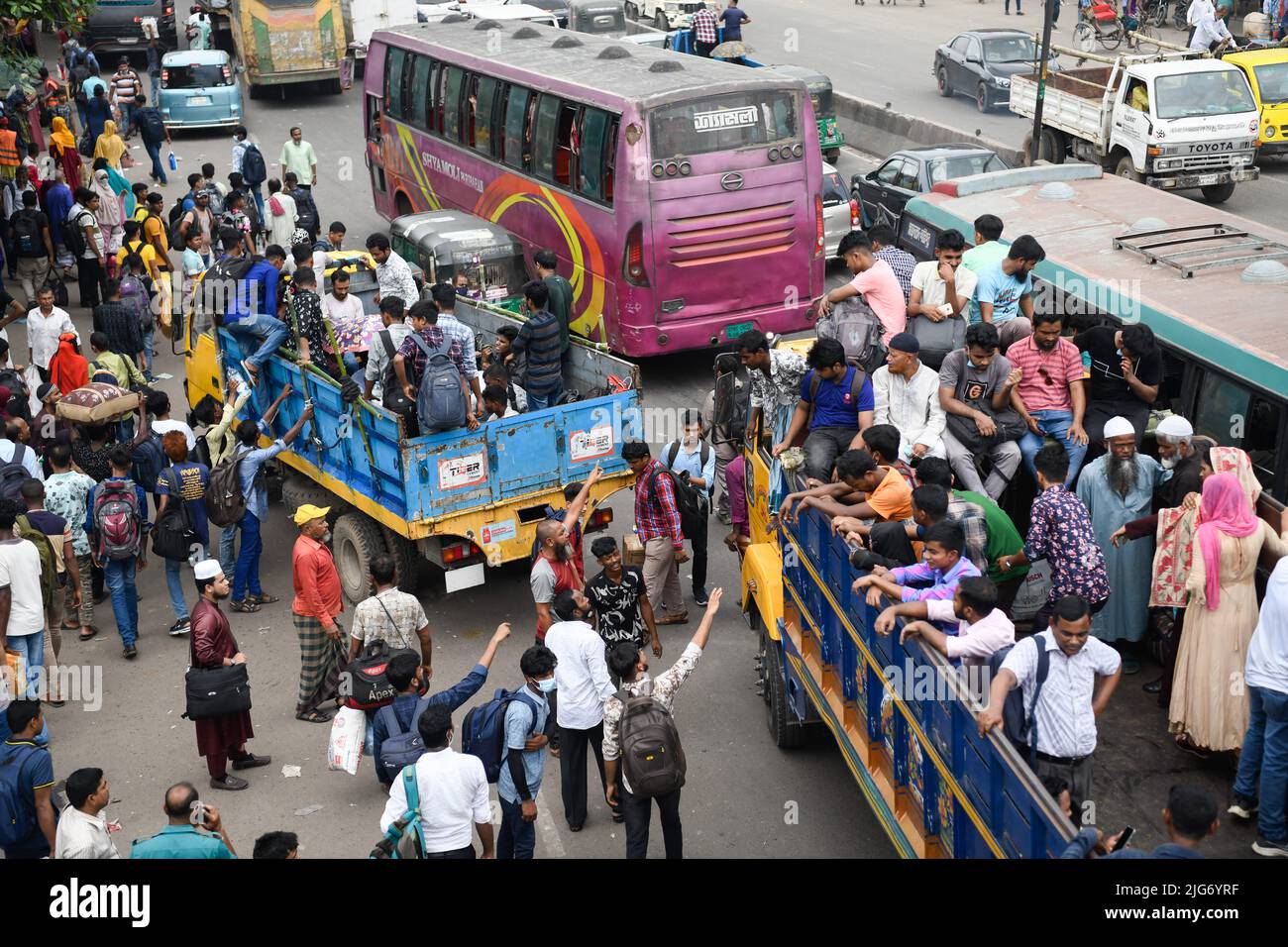People seen leaving for their hometowns for the upcoming festival Eid ...