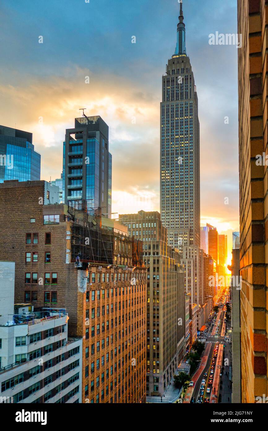 Manhattanhenge sunset event on 34th Street in New York City, USA 2022 ...