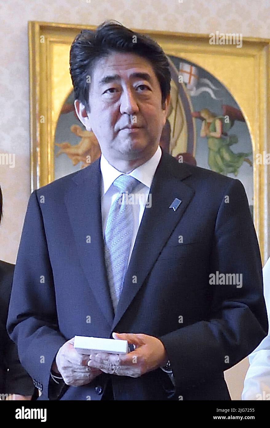 Shinzo abe papa francesco hi-res stock photography and images - Alamy