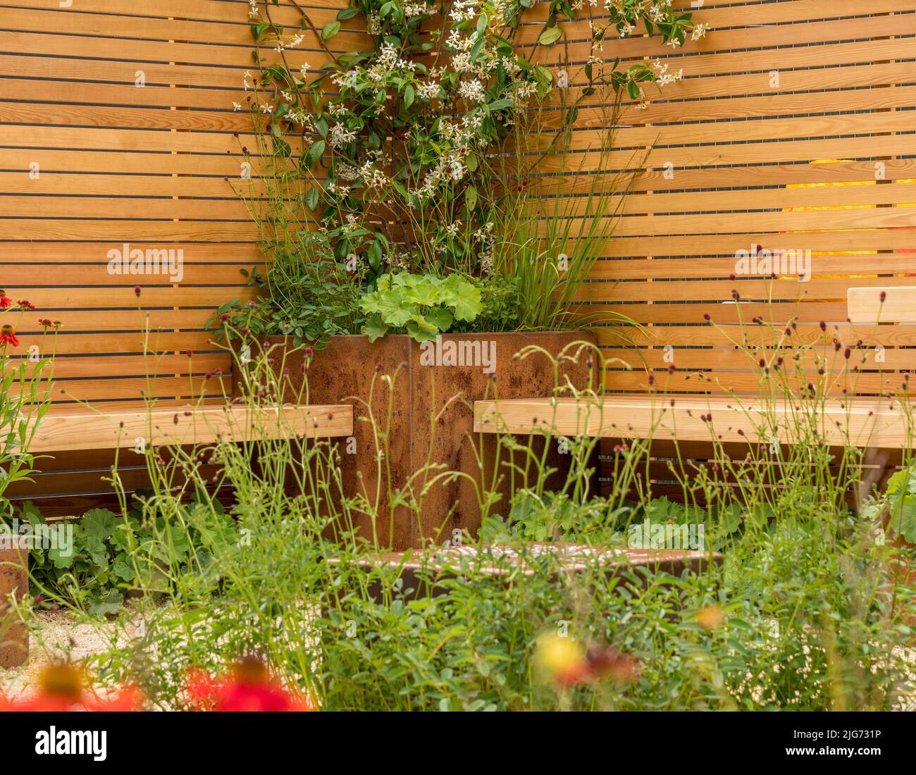 Contemporary wood garden fencing hi-res stock photography and images ...