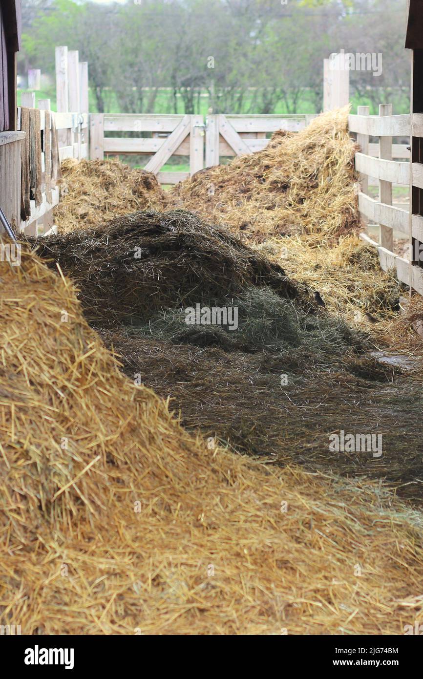 Classic traditional farm yard hi-res stock photography and images - Alamy