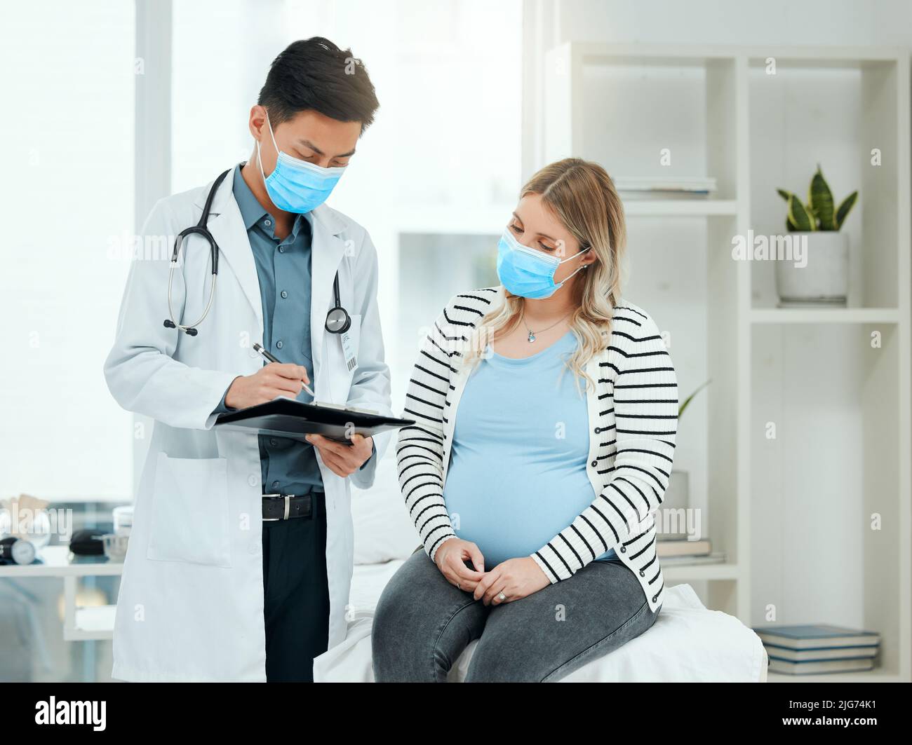 Doctor pregnant hi-res stock photography and images - Alamy