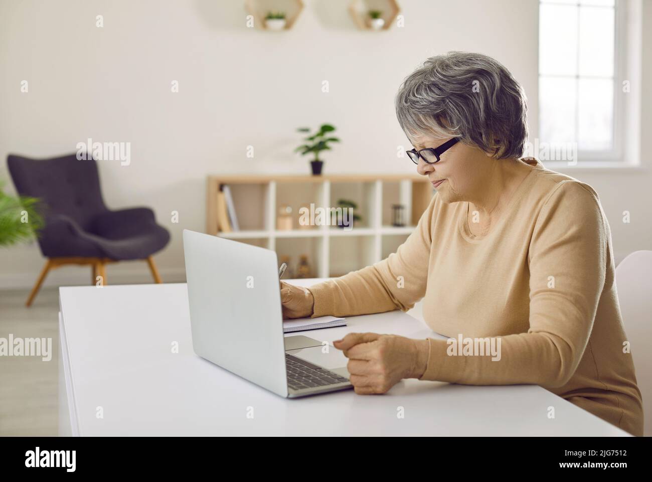 Elderly person using computer hi-res stock photography and images - Alamy