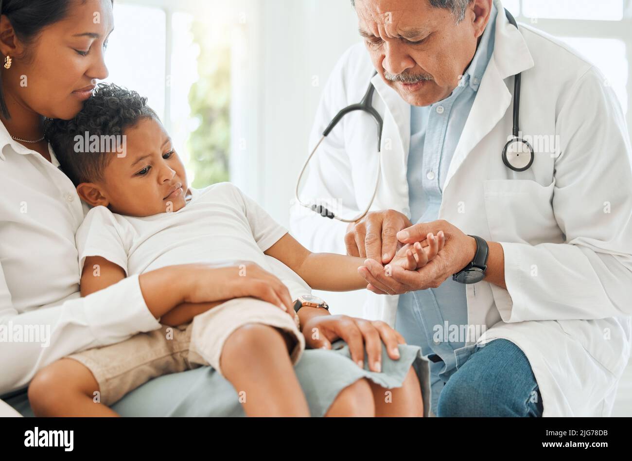 Doctor checking pulse child hi-res stock photography and images - Alamy