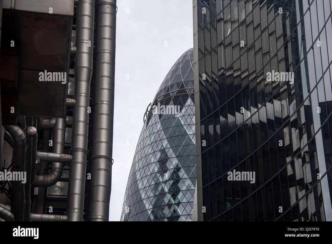 The futuristic Lloyds of London building (l.) and the modern glass and ...