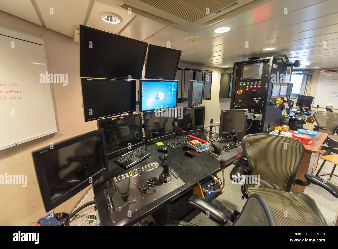 remotely-operated-vehicle-control-room-onboard-vessel-stock-photo-alamy
