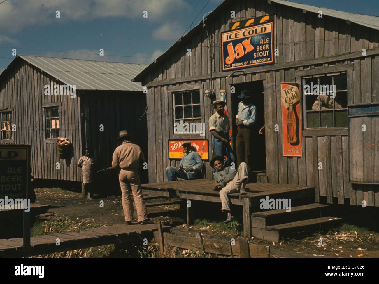 Living quarters and "juke joint" for migratory workers, a slack season ...