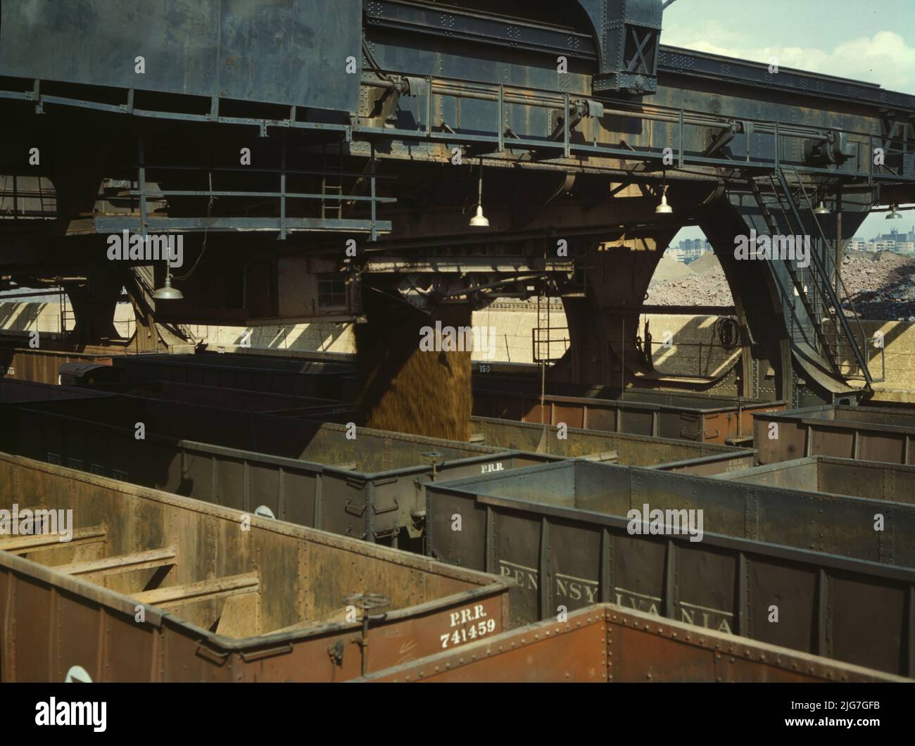 Ore hopper hi-res stock photography and images - Alamy