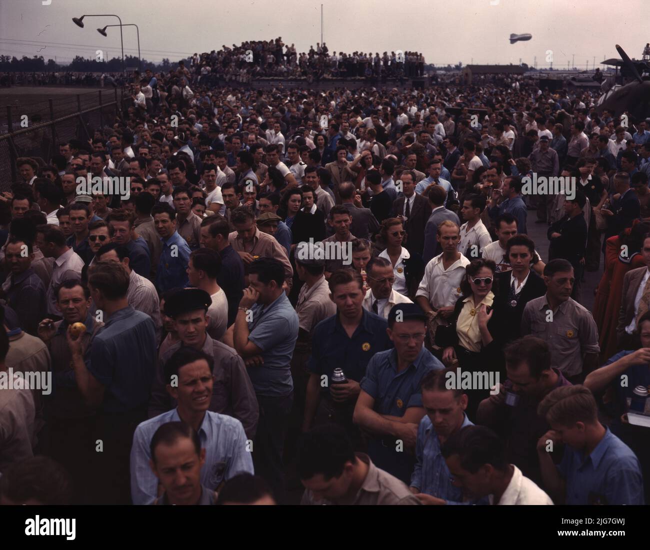 Ww2 women factory workers usa hi-res stock photography and images - Alamy