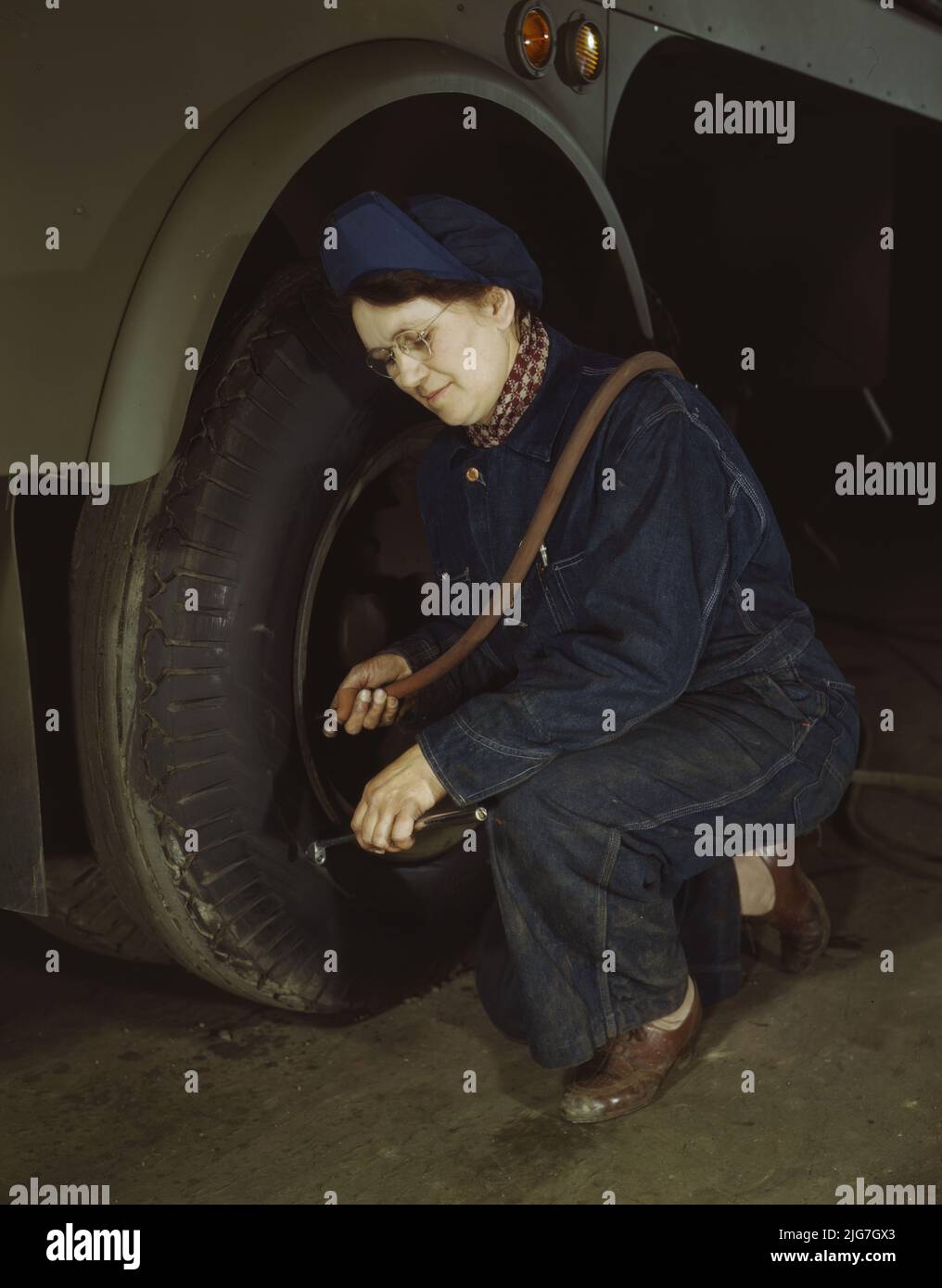Ww2 women factory workers usa hi-res stock photography and images - Alamy