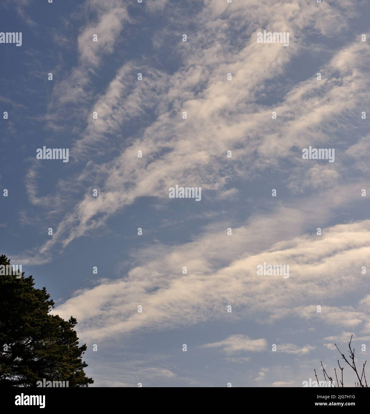 Wispy cloud patterns hi-res stock photography and images - Alamy