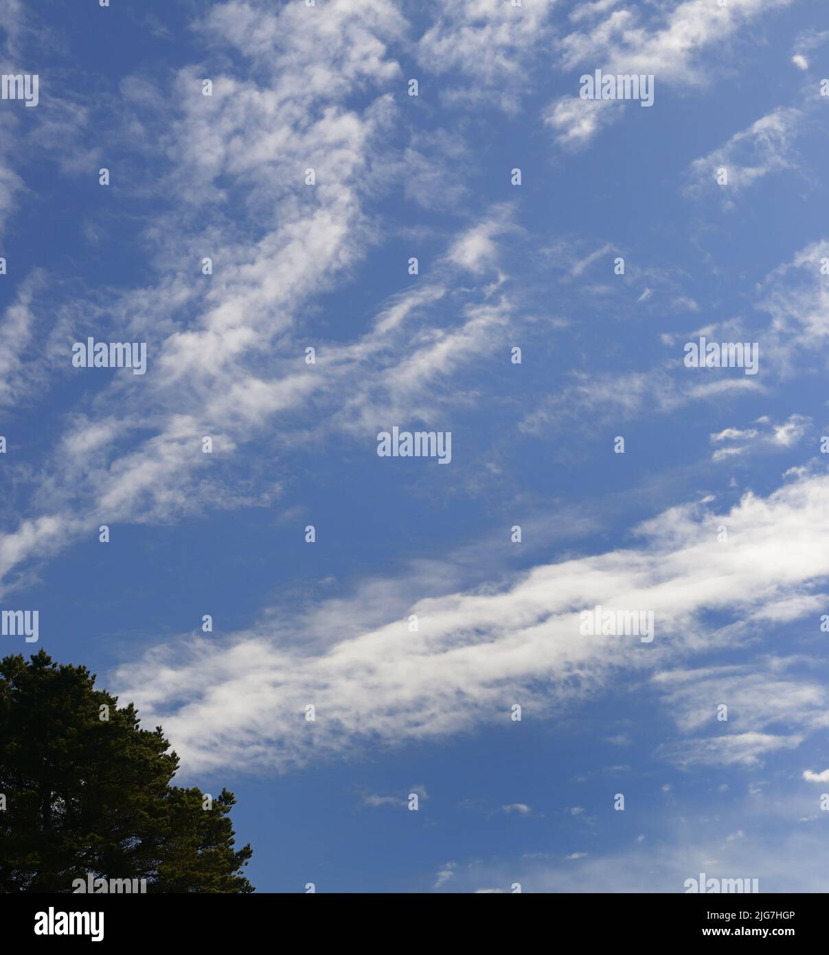 Wispy cloud patterns hi-res stock photography and images - Alamy