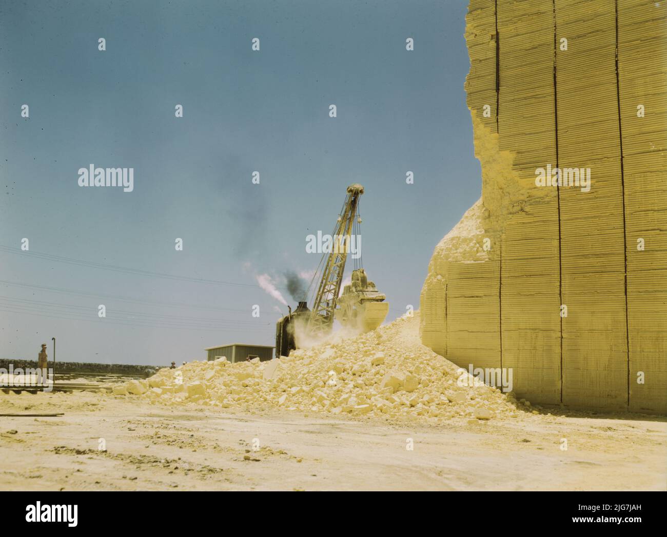 Loading sulphur from vat, Freeport Sulphur Co., Hoskins Mound, Texas ...