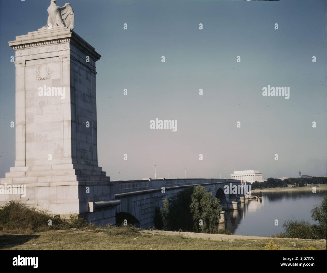 Memorial Bridge, looking from the Virginia side of the Potomac River ...