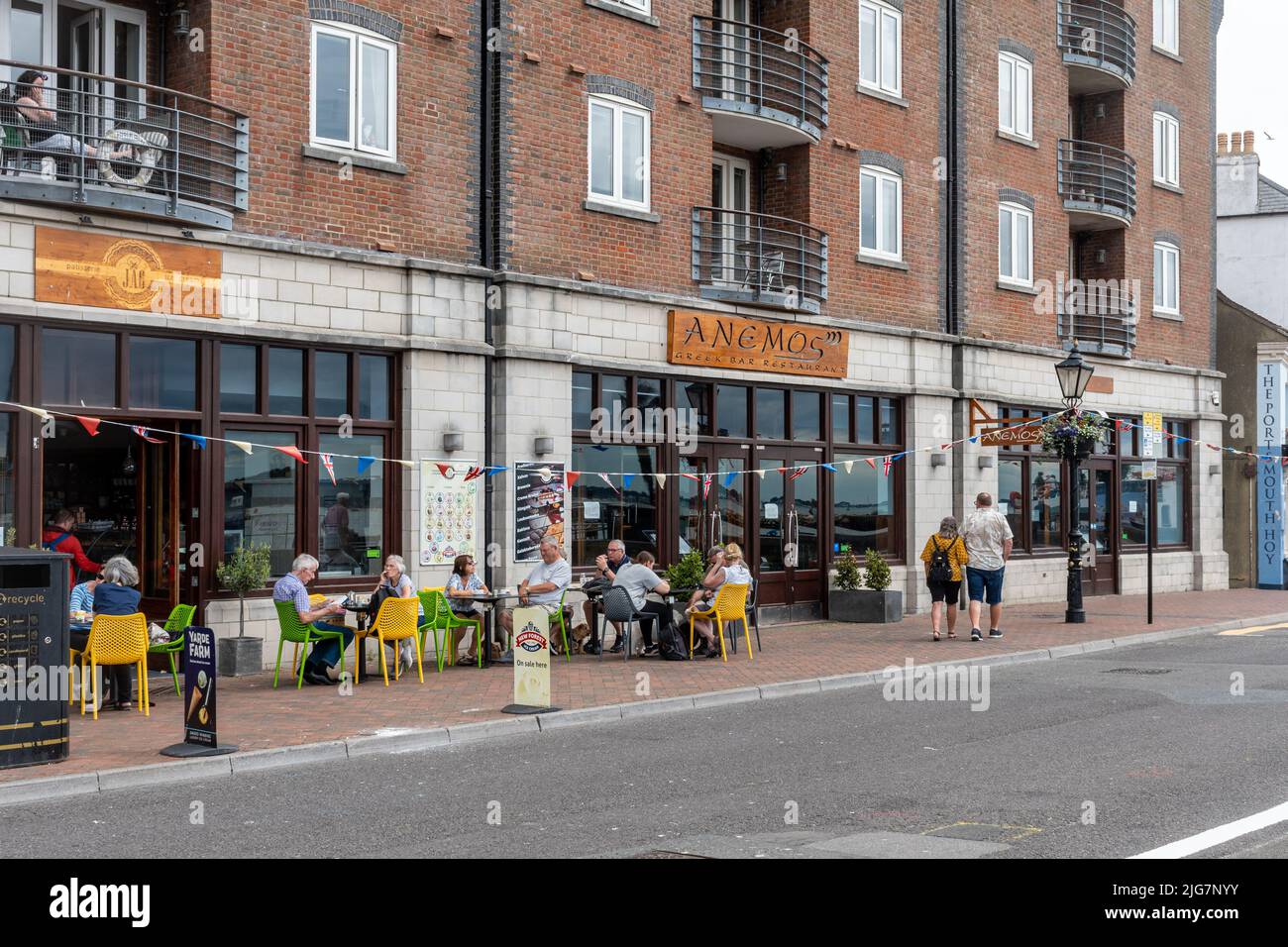 Alfresco dining outside ice cream parlour and Greek restaurant on Poole ...