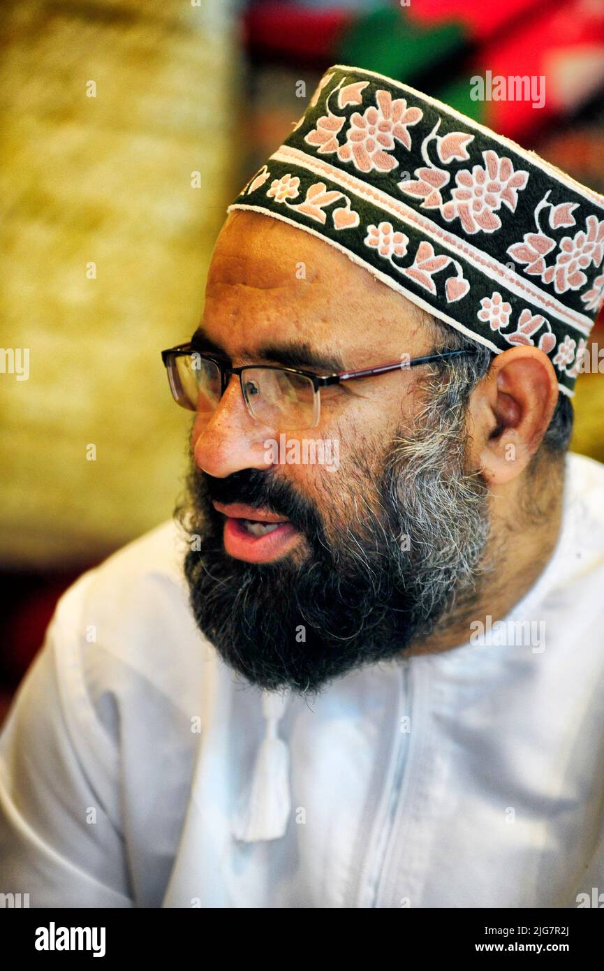 Omani men in traditional clothing hi-res stock photography and images ...