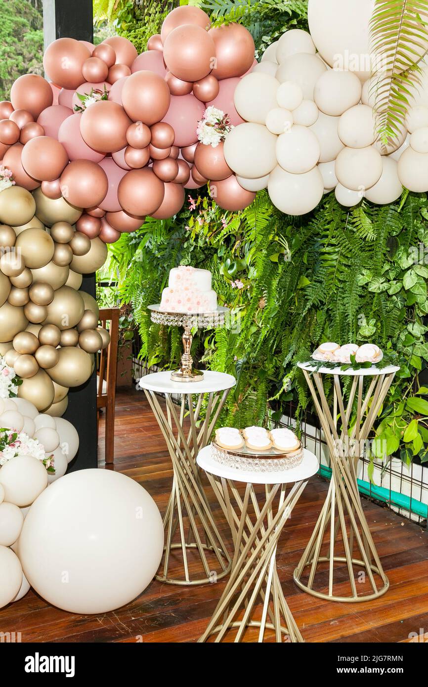 Balloon arch hi-res stock photography and images - Alamy