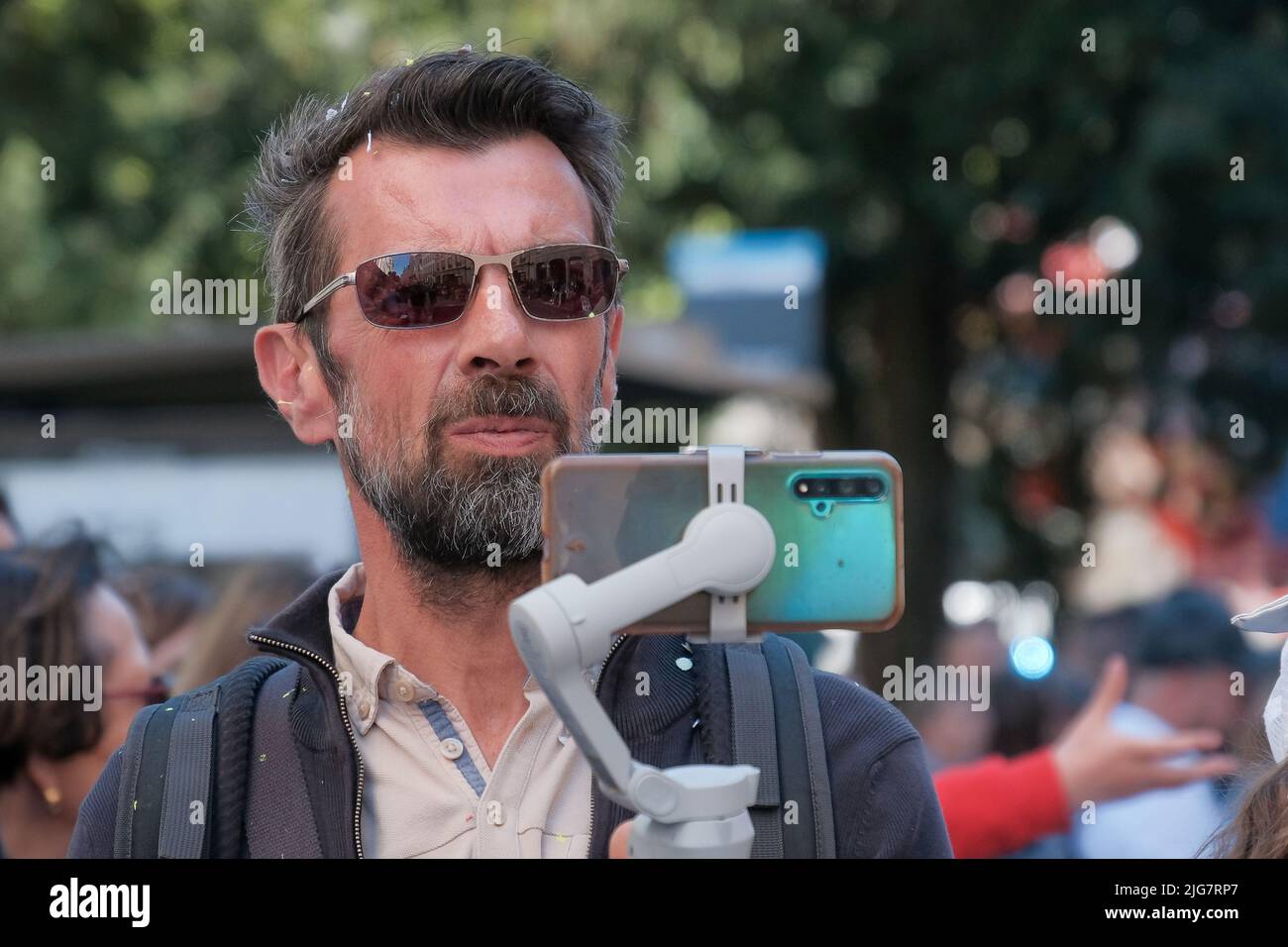 Man filming on his phone hi-res stock photography and images - Alamy