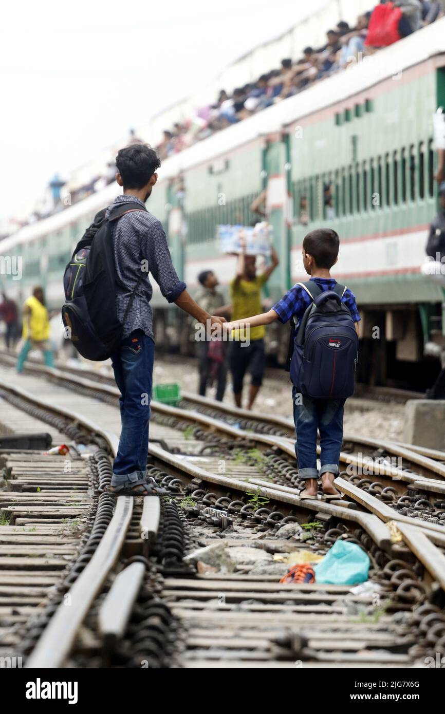 Home-bound people waits for train as they travel to their villages ...