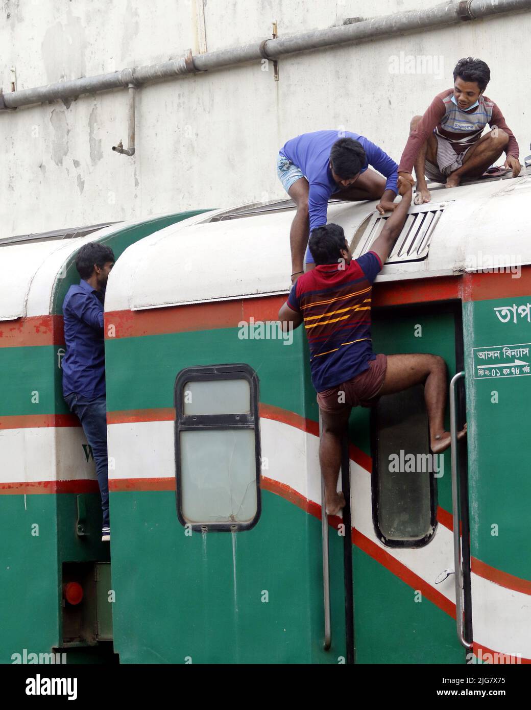 Home-bound people waits for train as they travel to their villages ...