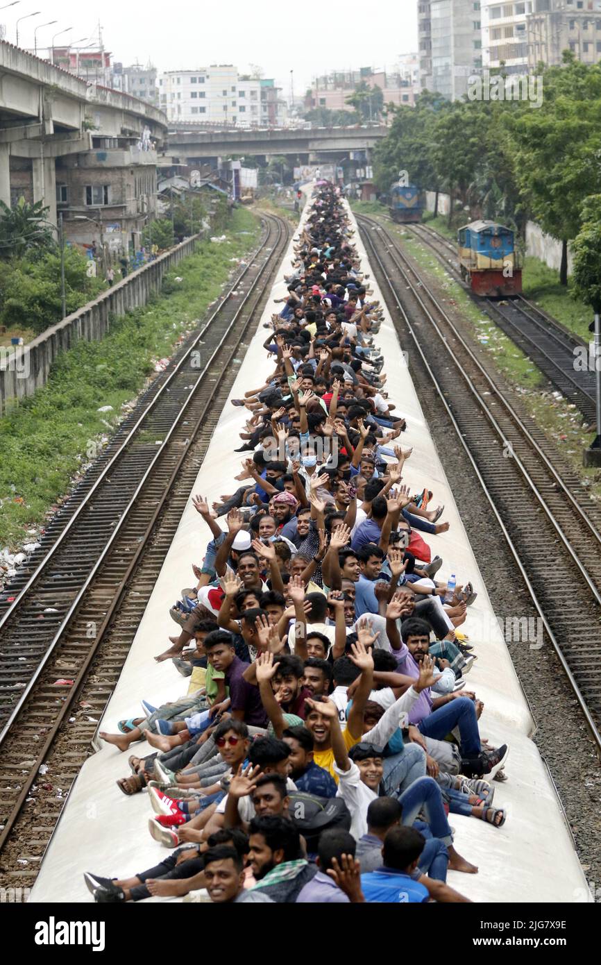 Home-bound people waits for train as they travel to their villages ...
