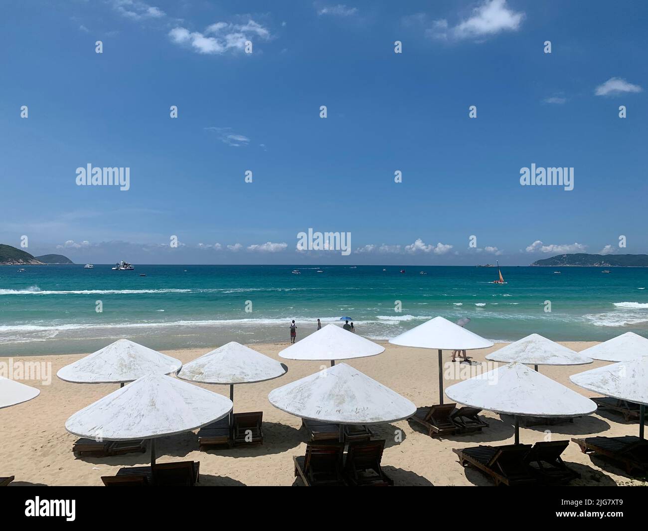 A bird's eye view of beach chairs and umbrellas at the beach Stock ...