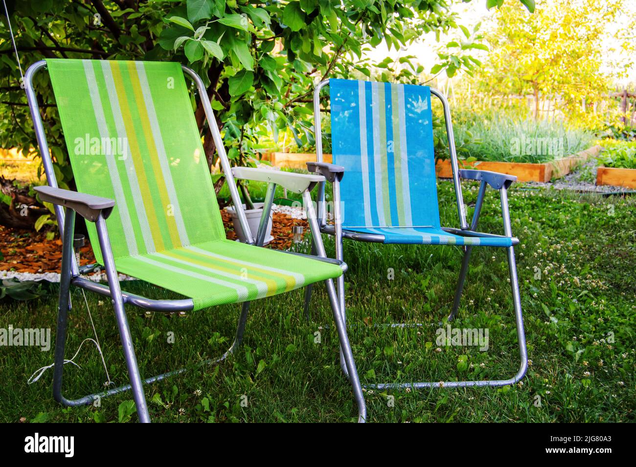 Deck chairs under a tree hi-res stock photography and images - Alamy